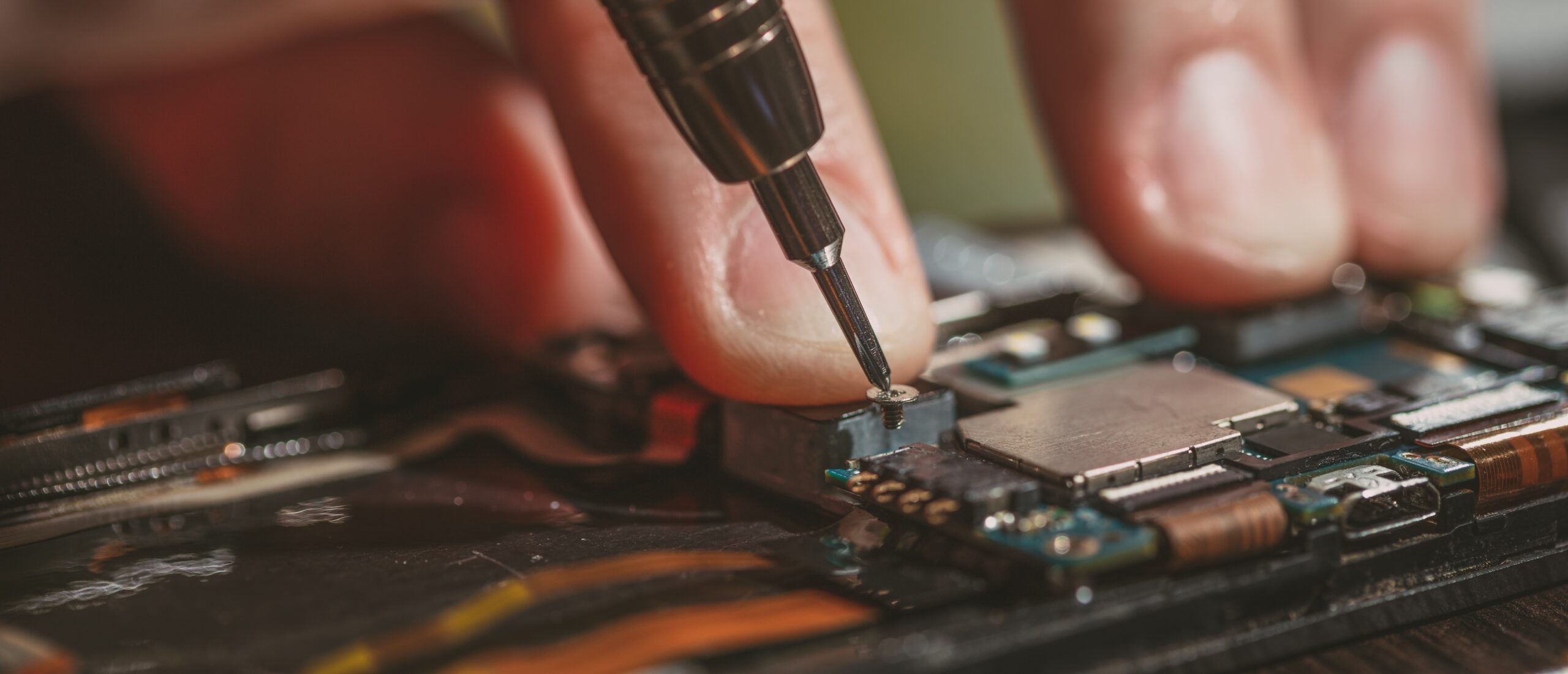 Why Electronic Repair Is a Strategic Lever for Businesses? - Itancia